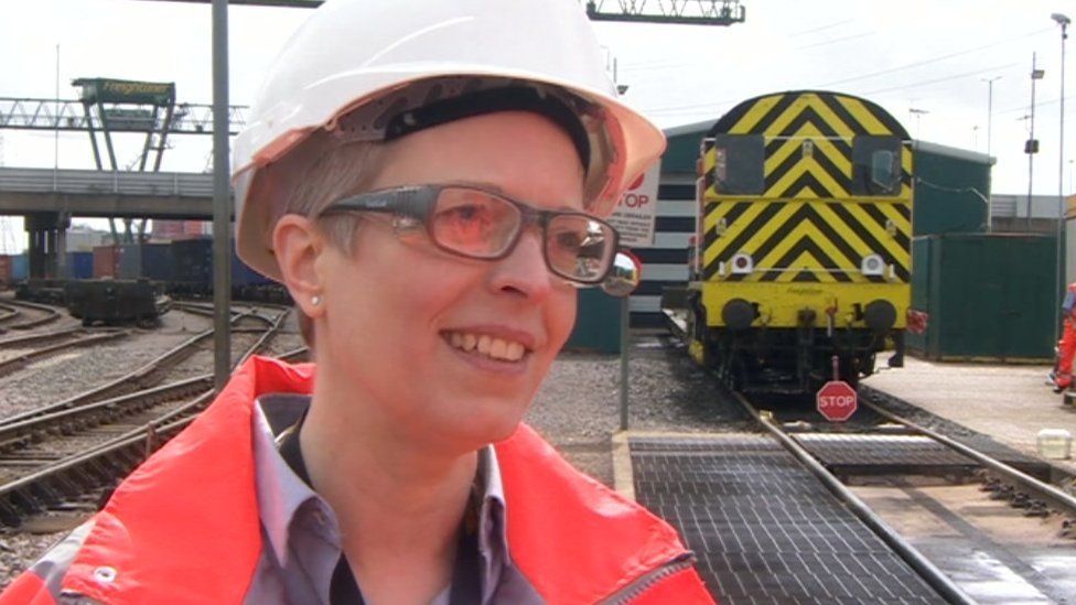 New low-carbon freight train runs from Southampton to Scotland - BBC News