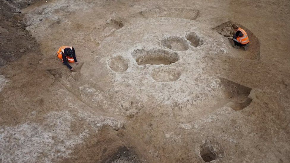 Cambridge Bronze Age burial mound site on show to public - BBC News