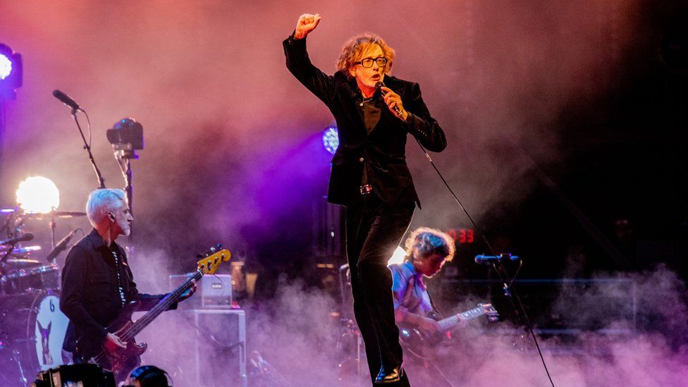 In pictures: Pulp headline Isle of Wight Festival - BBC News