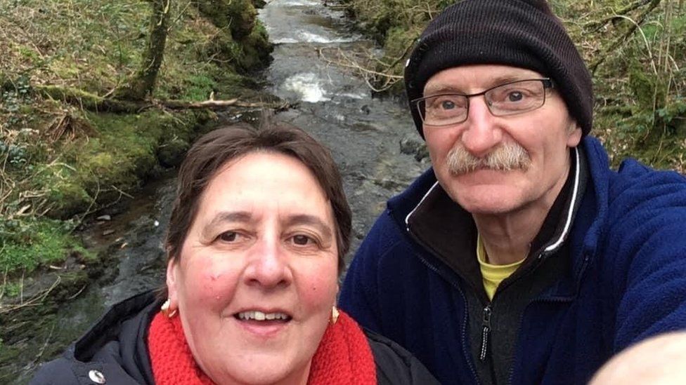 Profiad fferyllydd o Geredigion o haint coronafeirws - BBC Cymru Fyw