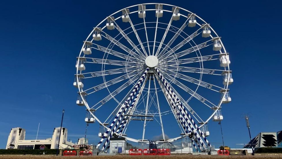 Felixstowe seafront Ferris wheel returns permanently - BBC News