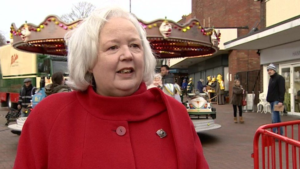 Christmas tree arrives in Cannock after businesses rally - BBC News
