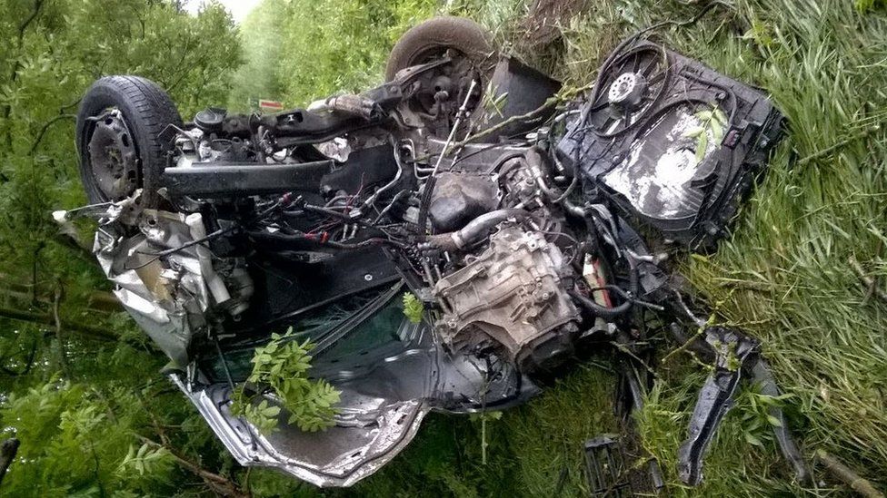 'Miracle' teenage driver walks away from mangled car wreckage - BBC News