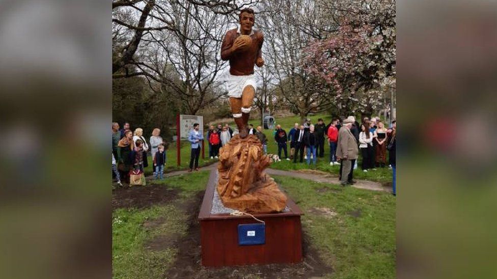 Statue of Llanelli rugby legend Phil Bennett unveiled - BBC News
