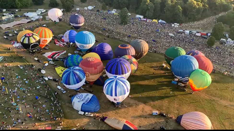 Bristol International Balloon Fiesta: Flights fill morning sky ahead of festival - BBC News