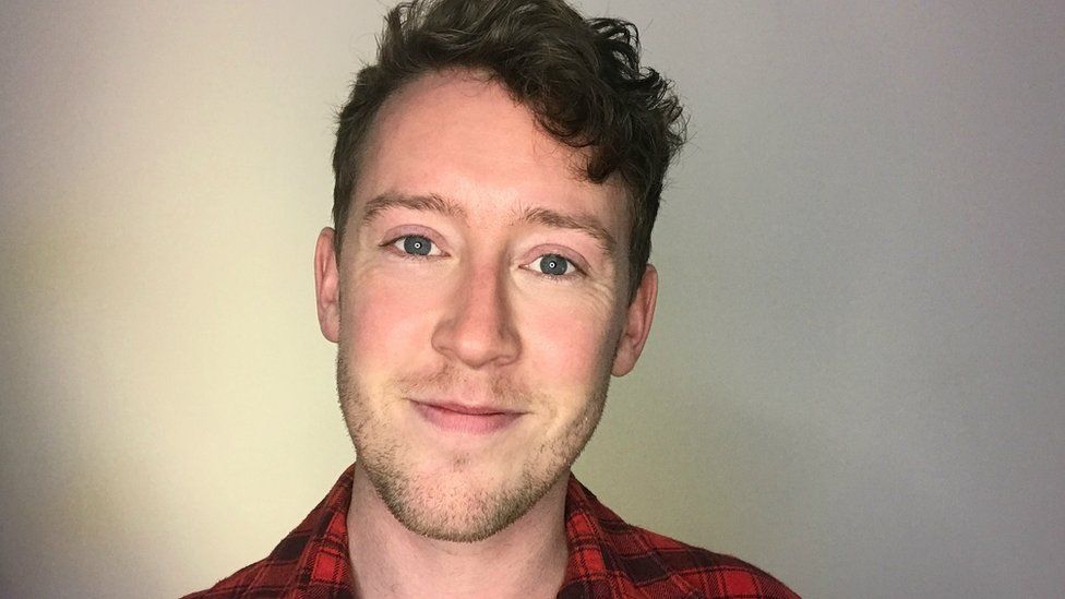 Rhyw a rhywedd: 'Does dim rhaid bod yn un peth neu'r llall' - BBC Cymru Fyw