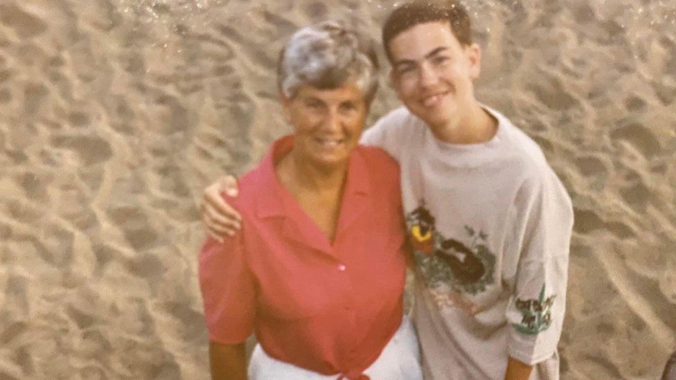 Shrewsbury man wants cancer fund milestone in memory of mum - BBC News