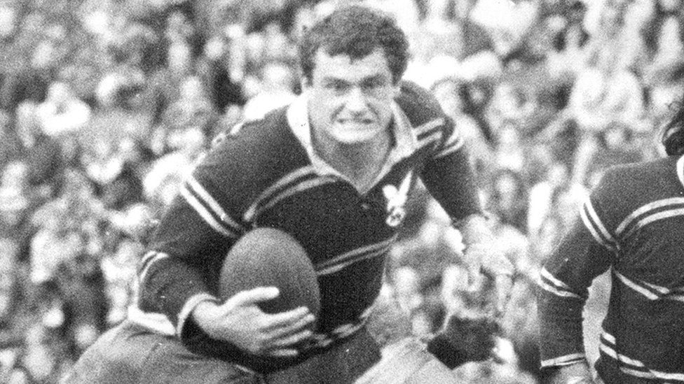 Phil Lowe: Hundreds attend funeral for Hull KR and Great Britain 'hero ...