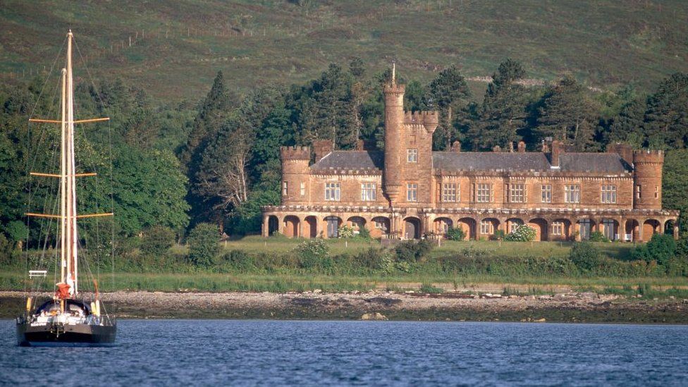 Businessman blames minister for Kinloch Castle sale collapse - BBC News