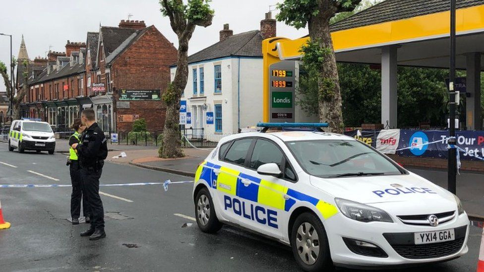 Hull: Two arrested after woman injured in hit-and-run - BBC News