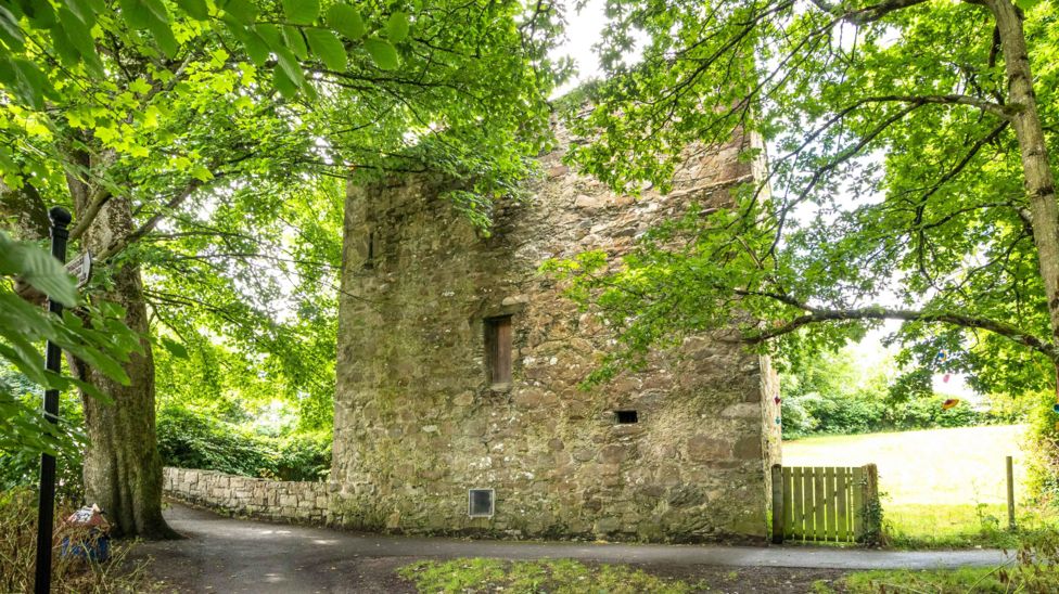 O'Doherty's Keep: Irish castle sells for an undisclosed fee - BBC News