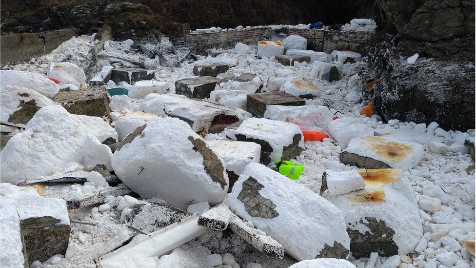Storm Emma: Anglesey polystyrene clean-up intensifies - BBC News
