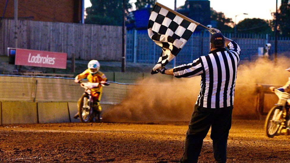 Wolverhampton Speedway: Final Monmore Green meet - BBC News