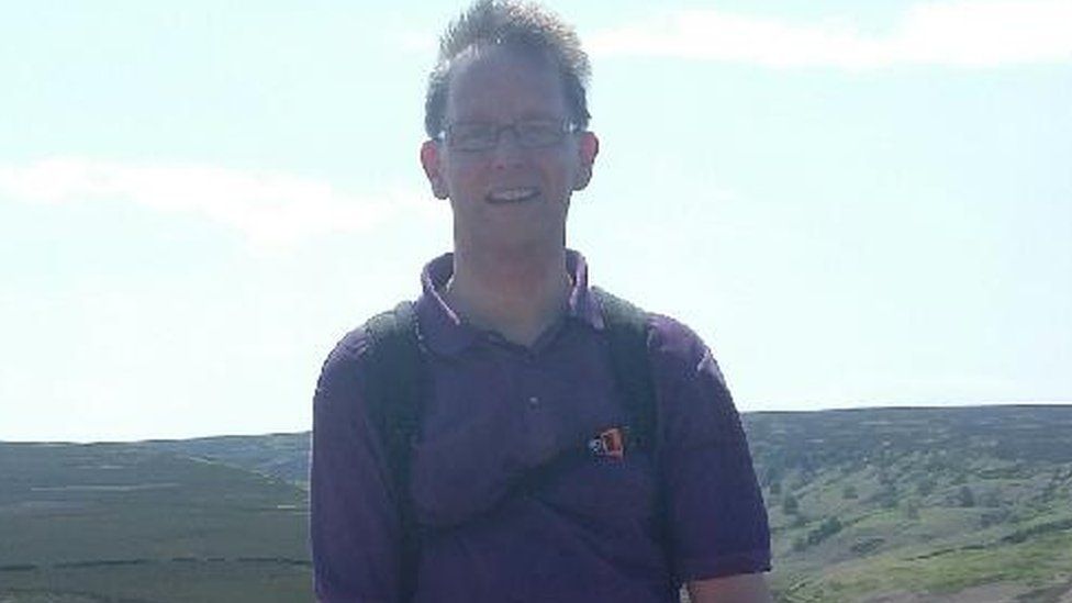 Renewed efforts to find missing Yorkshire hillwalker - BBC News