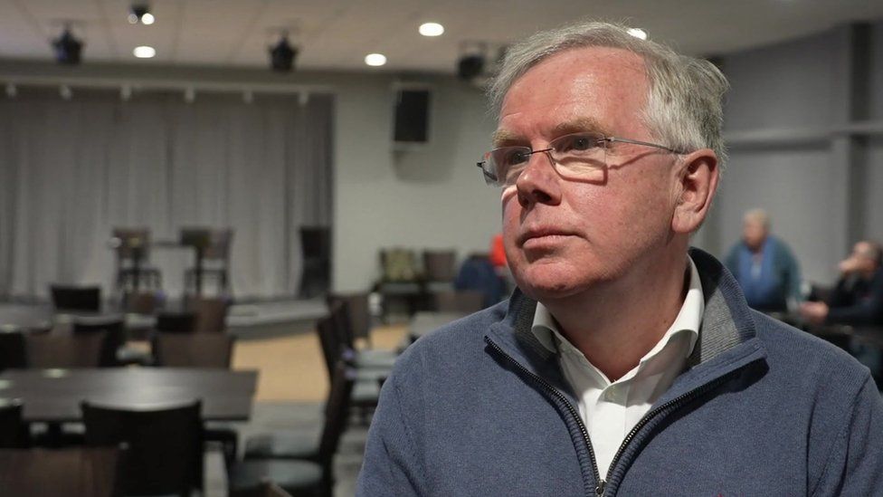 Ymgyrchwyr eisiau sicrwydd am ambiwlans awyr y canolbarth - BBC Cymru Fyw