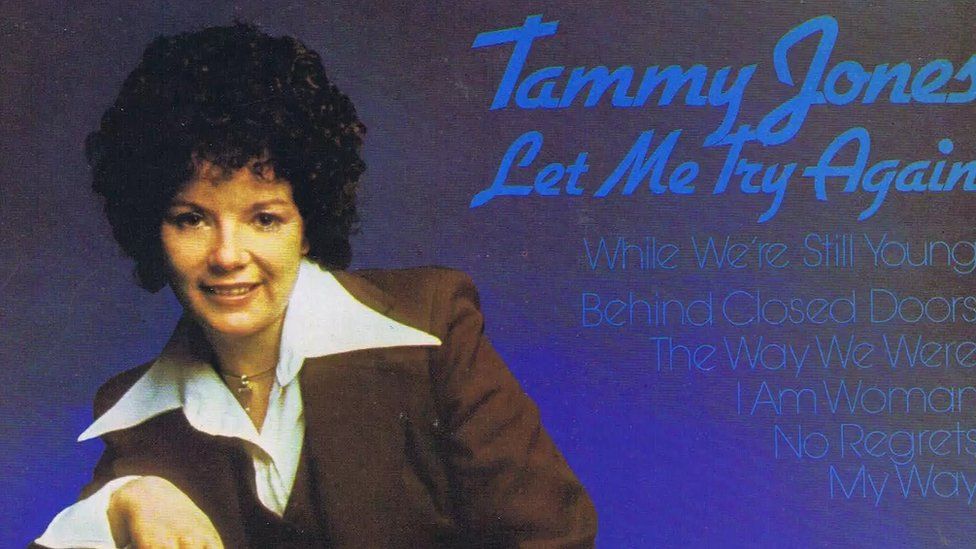 Tammy: Tom Jones, Benny Hill a brig y siartiau - BBC Cymru Fyw