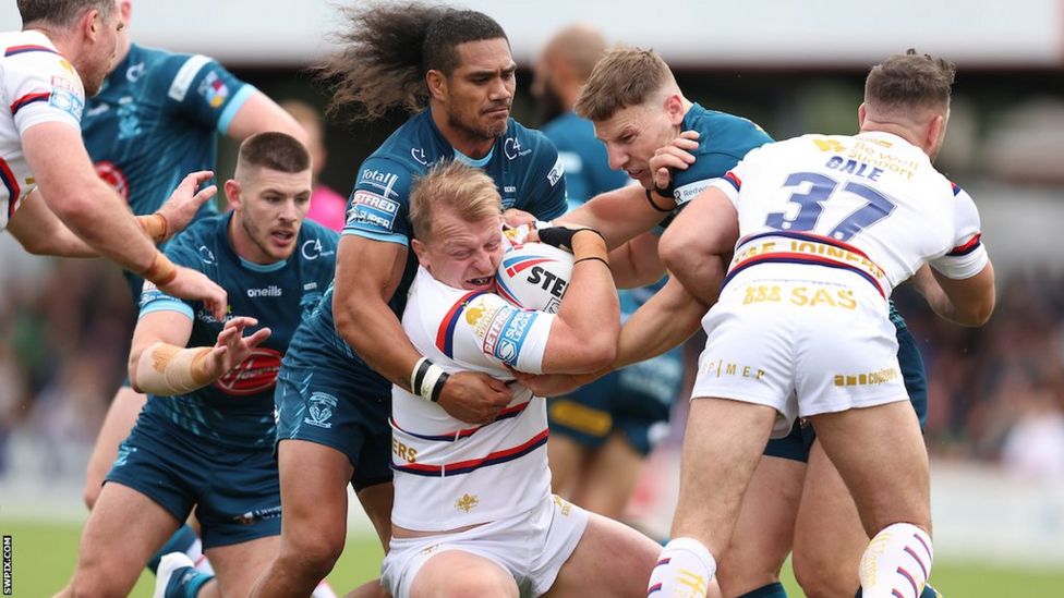 Super League: Wakefield Trinity 42-6 Warrington Wolves - Innes Senior ...