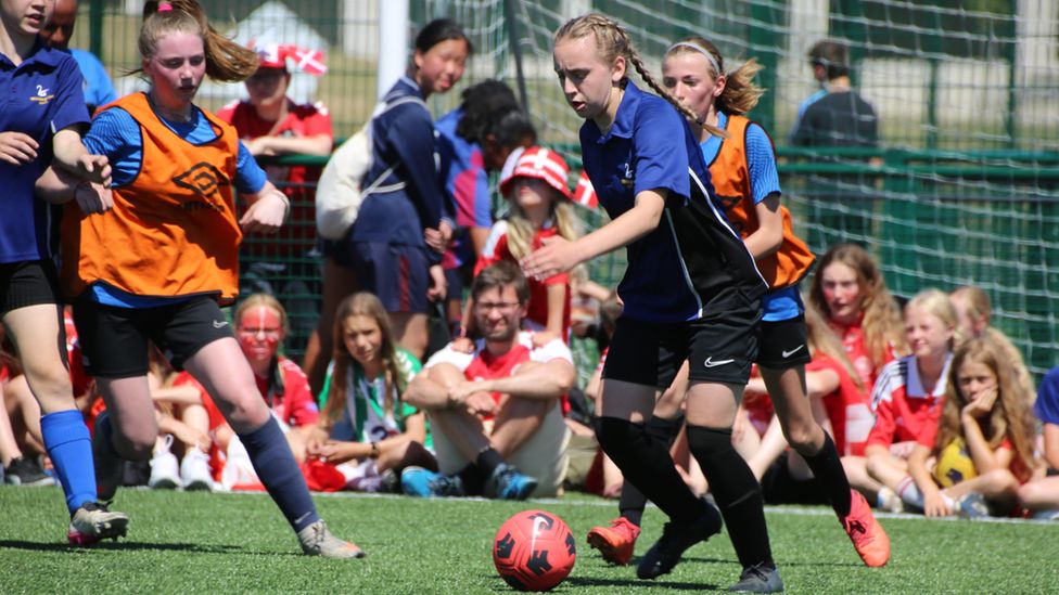Euro 2022 kicks off for London schoolgirls - BBC News