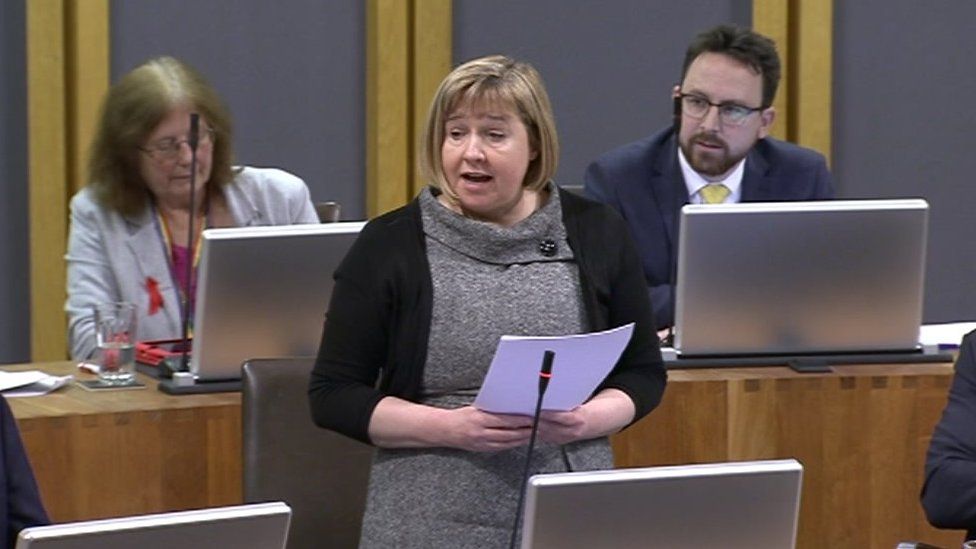 Bwlio: Dim ymchwiliad pwyllgor Cynulliad i Carwyn Jones - BBC Cymru Fyw