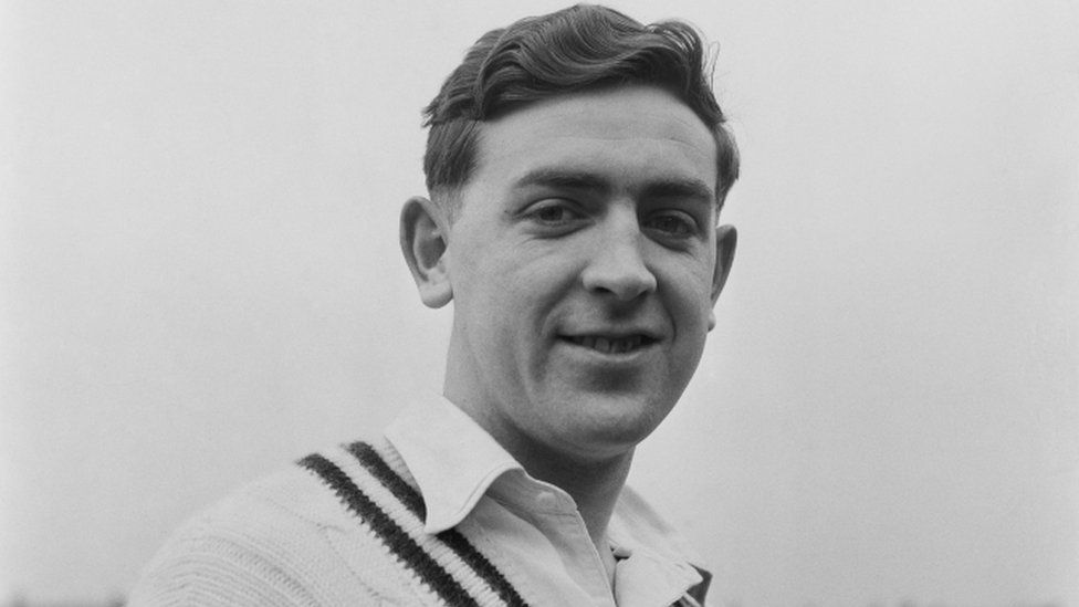 Yorkshire Cricket Club bowler Mike Cowan dies aged 89 - BBC News