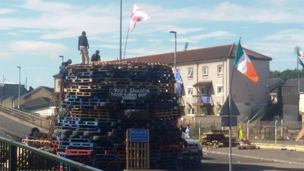 Londonderry: Large Bogside bonfire blocking Lecky Road - BBC News