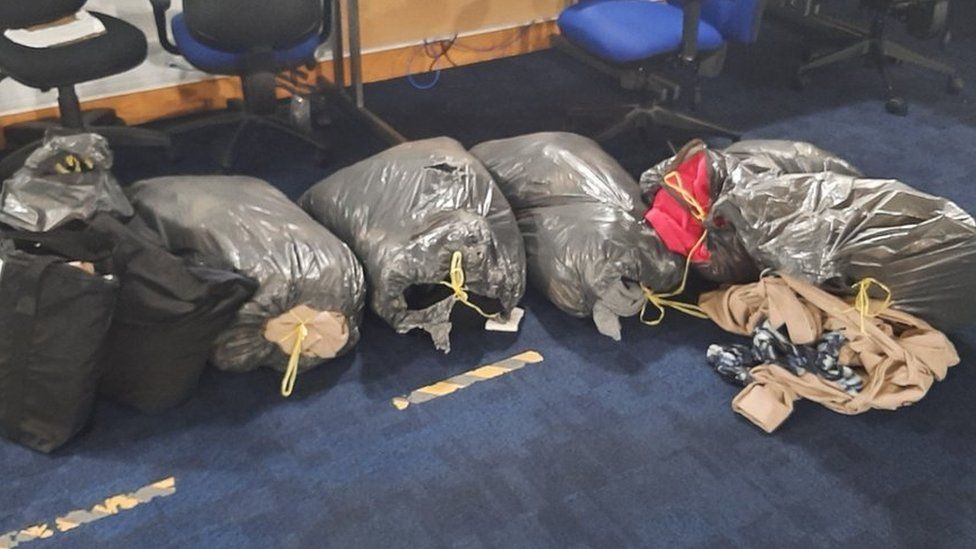 Arrests in Oxford after clothing worth £12,500 recovered - BBC News