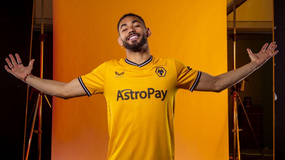 Wolves unveil new home kit - BBC Sport