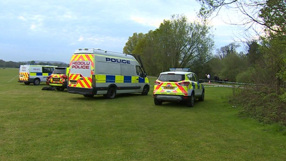 Man's body discovered in Cardiff River Taff - BBC News