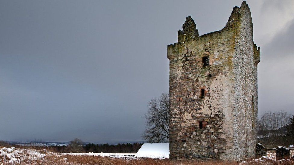 Appeal to save 'fragile' Fairburn Tower - BBC News