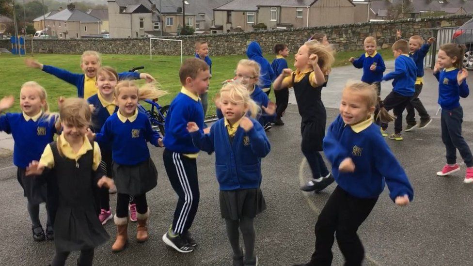 Cerddoriaeth ar iard yr ysgol yn hwb i'r Gymraeg? - BBC Cymru Fyw