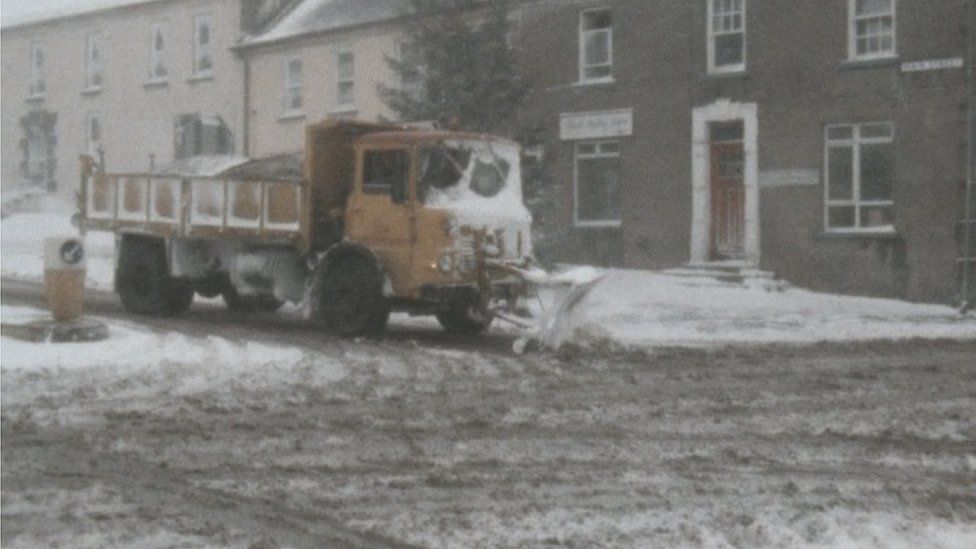 Snow babies and 10ft drifts - memories of the big snow of 1982 - BBC News