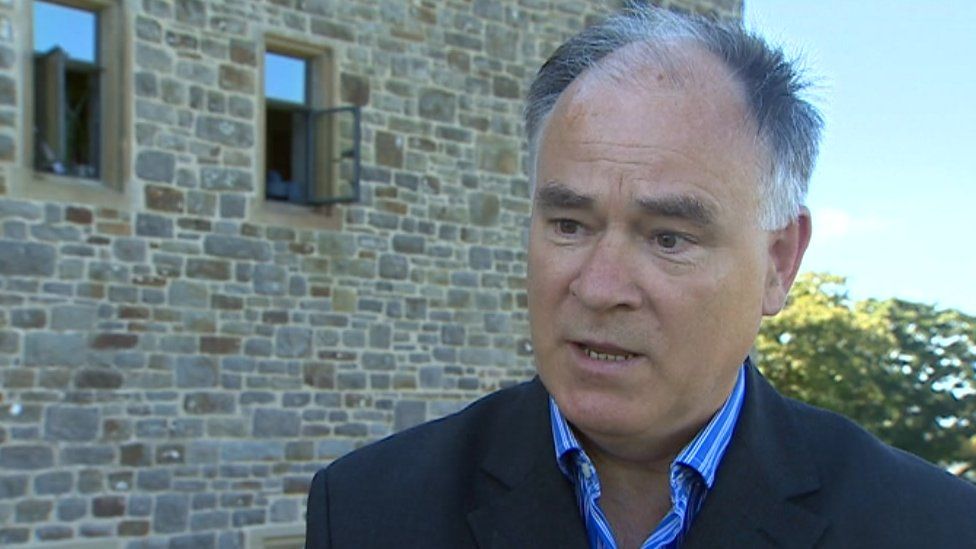 Calls for expats to help boost Welsh economy - BBC News