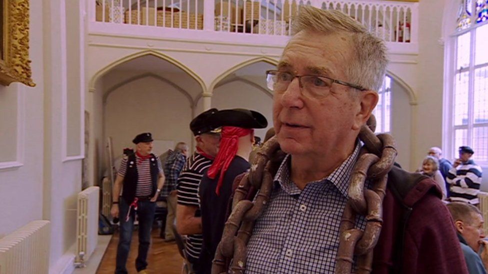 Southampton male choir helping aphasia sufferers find a voice - BBC News