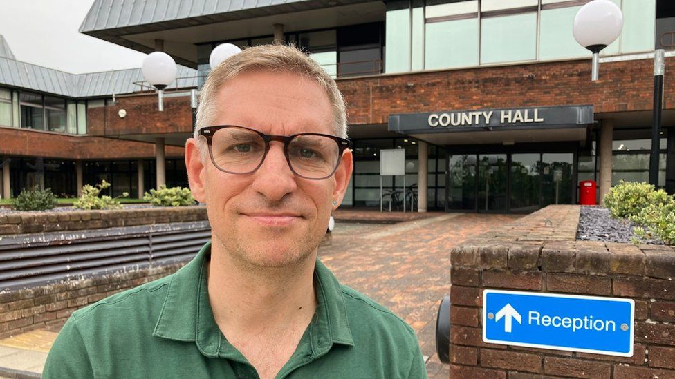 Parts of Worcester's County Hall shut over Raac - BBC News