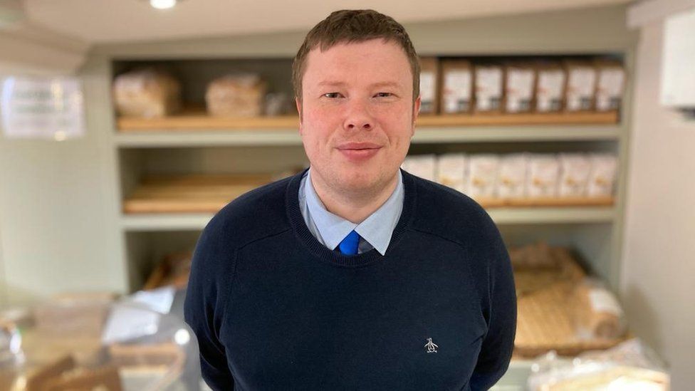 Dismay over threat to Peak District visitor centres - BBC News