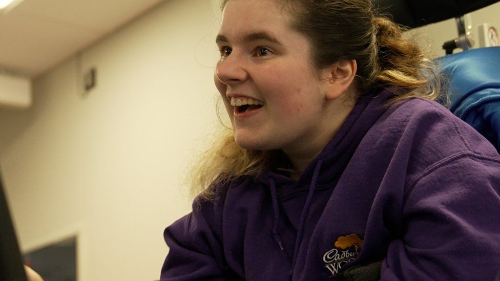 Lleisiau Cymraeg i blant sy'n cyfathrebu drwy dechnoleg - BBC Cymru Fyw