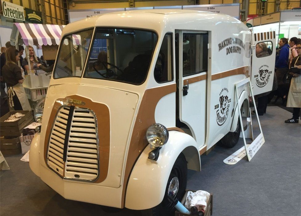 Laughing Dog 1950s Morris van 'slower than a greyhound' - BBC News