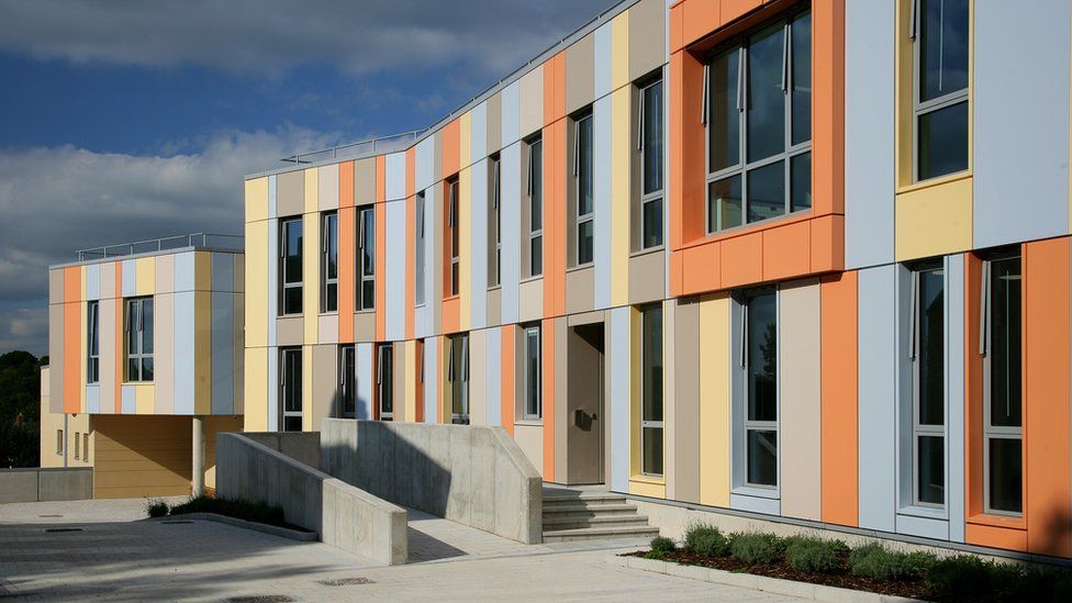Guildford mental health hospital opens doors - BBC News