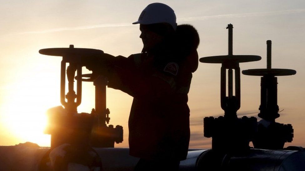 Oil exporter talks hit difficulties in Doha - BBC News