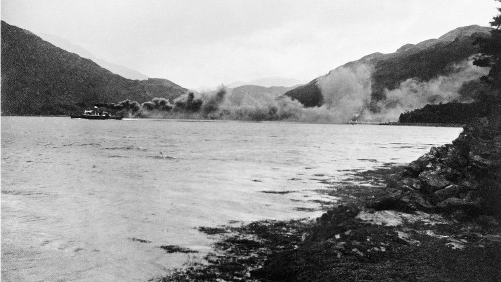 Ceremony remembers 32 deaths in WW1 Faslane sub sinking - BBC News
