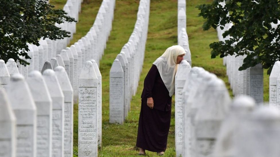 Srebrenica massacre: UN court rejects Mladic genocide appeal - BBC News
