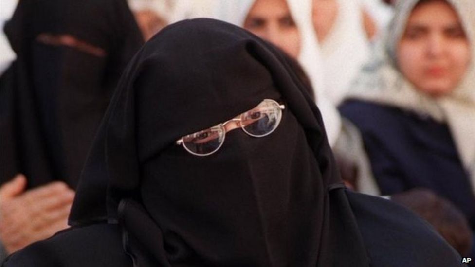 Plans for 'first' women-led mosque discussed - BBC News