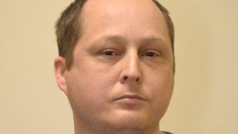 Grimsby extremist Nathan Worrell sent back to jail for phone use - BBC News