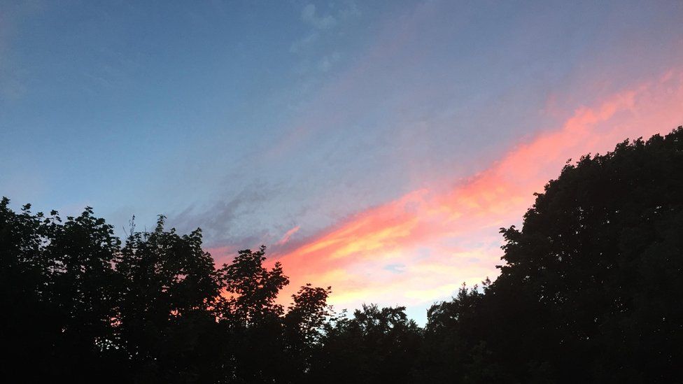 Your pictures: Stunning summer sunset swathes Scotland - BBC News