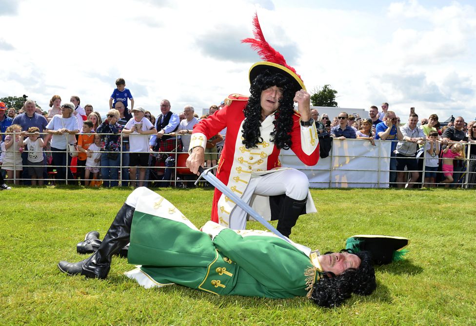 In photos: Annual Scarva Sham Fight at Scarva - BBC News