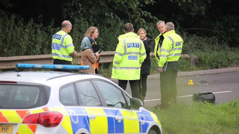 Northampton: Pedestrian killed in police car crash - BBC News