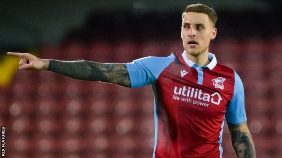 George Taft and Teddy Howe: Scunthorpe United sign defenders in ...