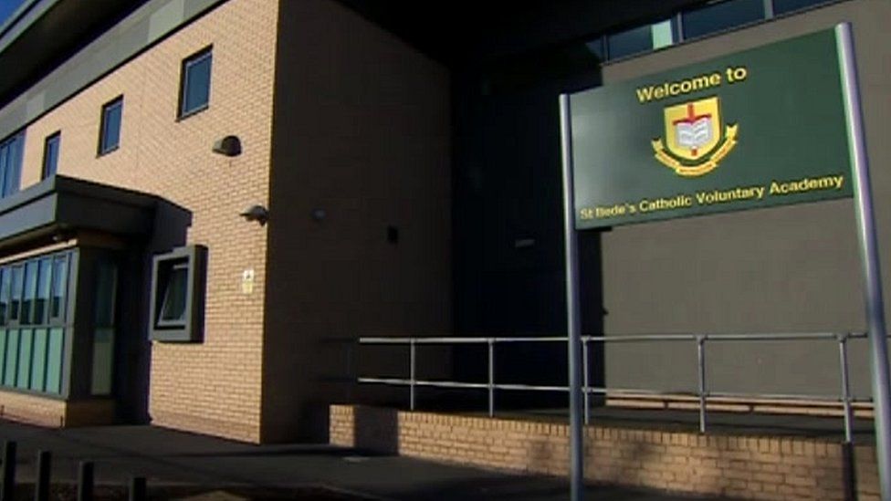 Scunthorpe head says extending school day needs adequate funding - BBC News