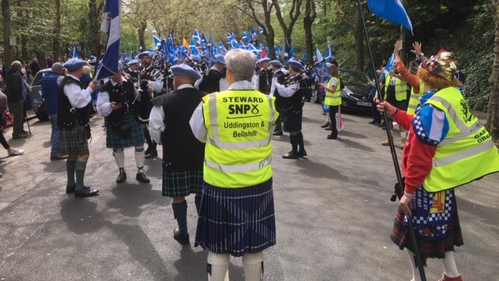Thousands take part in independence march - BBC News