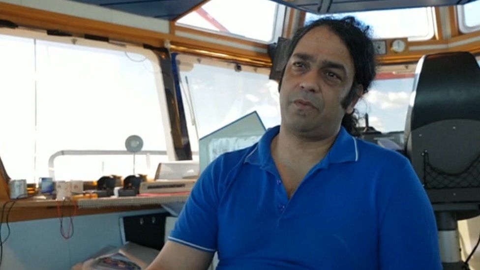 Malaviya Twenty: Stranded ship leaves Great Yarmouth - BBC News